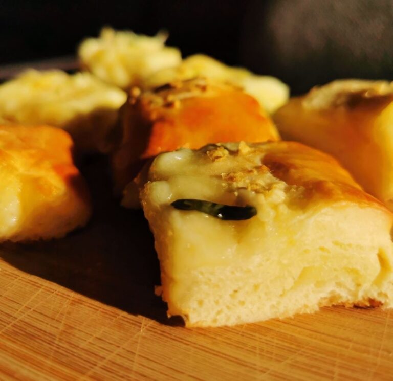 Fluffy and Soft, Cream Cheese Garlic Bread Recipe – HotSalty